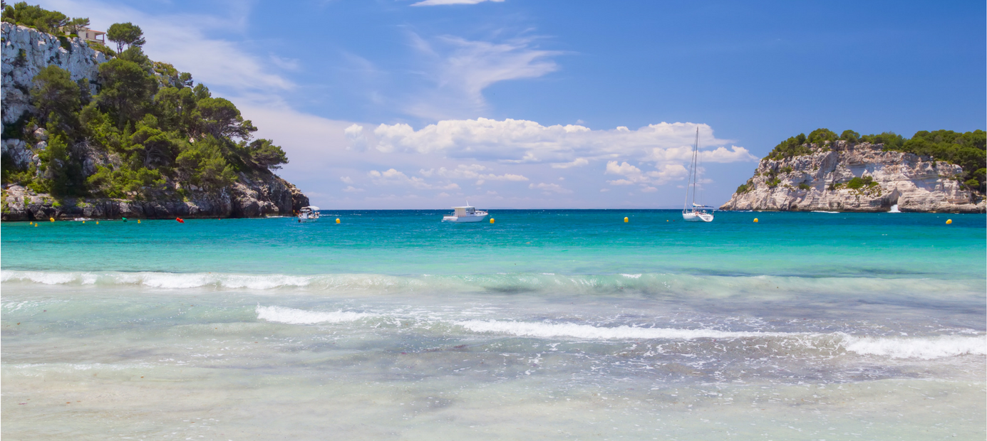 Adéntrate en las Mejores Playas de Menorca con Bandera Azul