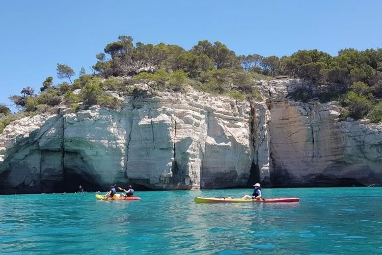 Go kayaking in Menorca and explore the glistening seas | ARTIEM
