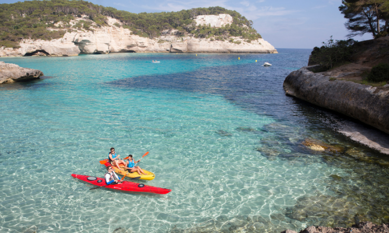 Kayak en Menorca: 5 Razones por las que Hacer una Excursión